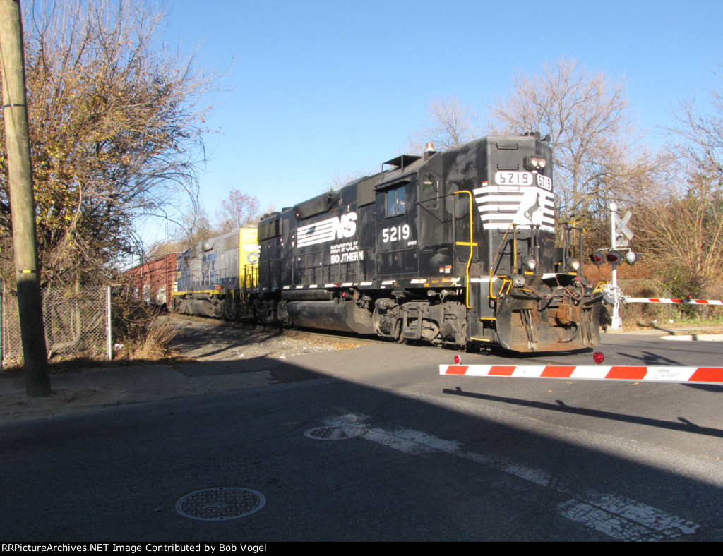 NS 5219 and CSX 2735